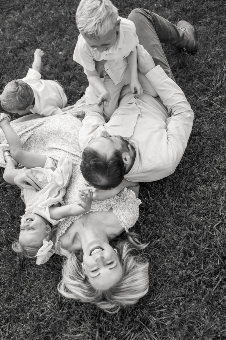 A playful outdoor family session with 3 kids in Charlottesville - Leah ...